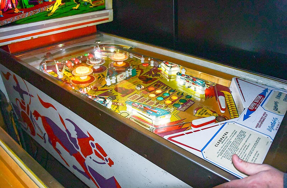 The Golden Age of Pinball Art at the Pinball Hall of Fame - DesignJunket